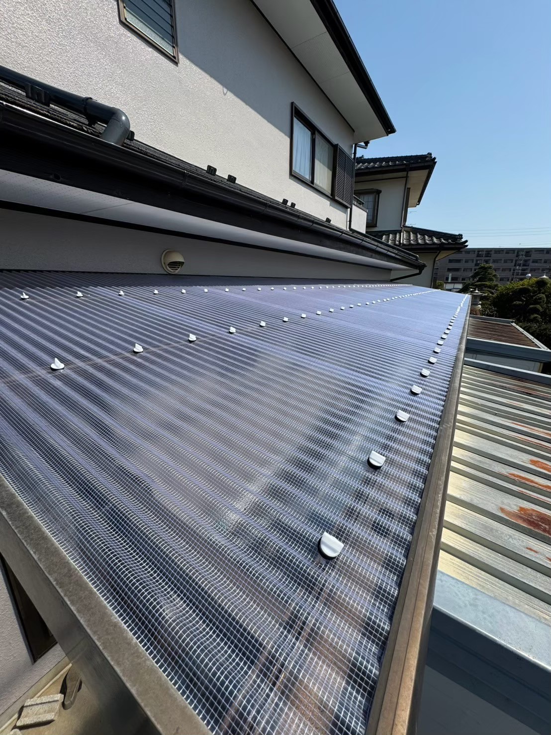 茨城県牛久市｜古くなった波板を張替え！施工写真と素材のポイントを解説 ｜ 屋根塗装・外壁塗装のエブリス 屋根外壁塗装会社